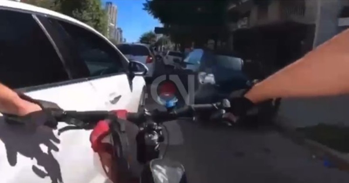 "Asesino": un ciclista enfrentó al conductor de un auto que lo encerró y casi lo atropella | 24con