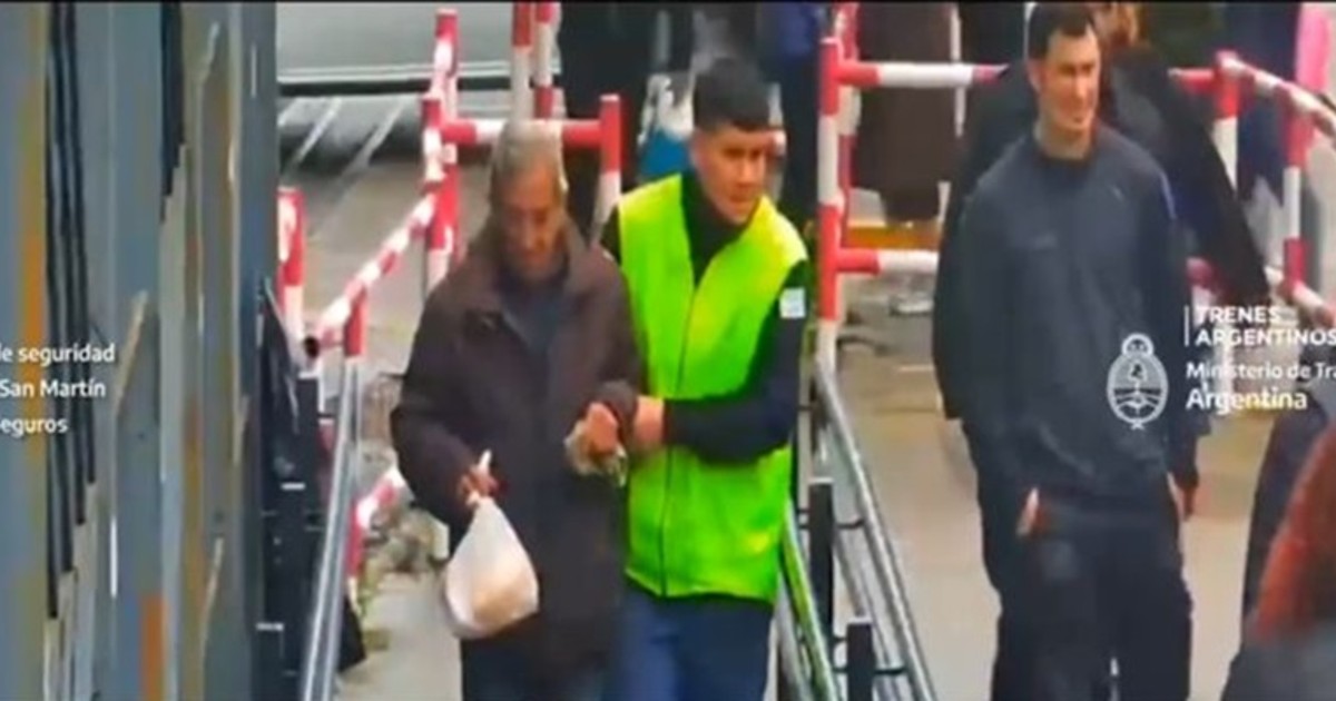 Un pasajero se descompensó en el laberinto peatonal y fue trasladado al ...