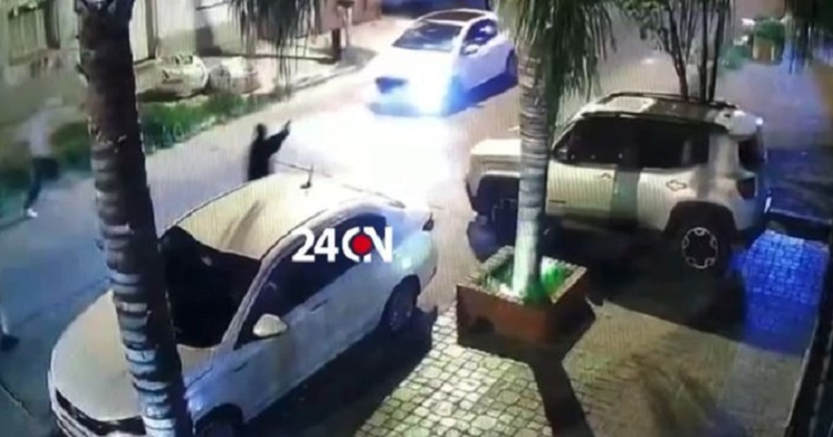 Escapó marcha atrás para que no le roben el auto y la atacaron a tiros ...