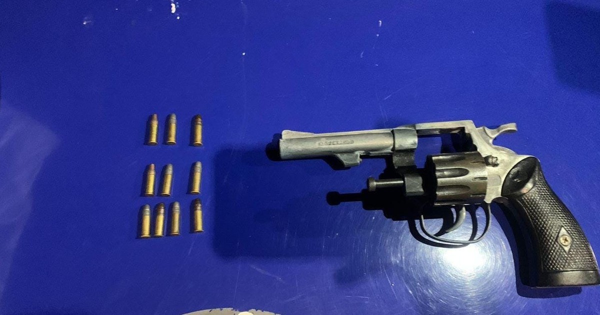 Andaba en moto y llevaba un revólver con balas: lo detuvieron en el ...