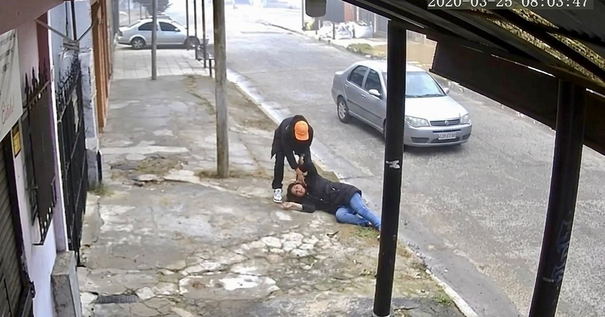 Caminaba hacia su almacén, un ladrón la arrastró por la calle y la ...